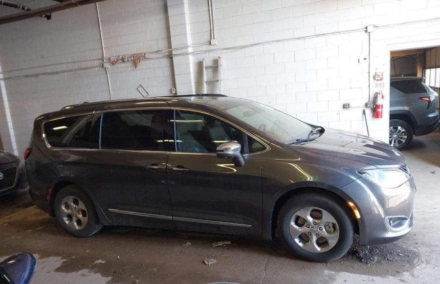 Grey Chrysler Pacifica 2014 in Vilnius, with an engine capacity of 3.61 L and mileage of 101 thousand km for 10800 €, photo 15 on AUTOMOTO.COM.LV