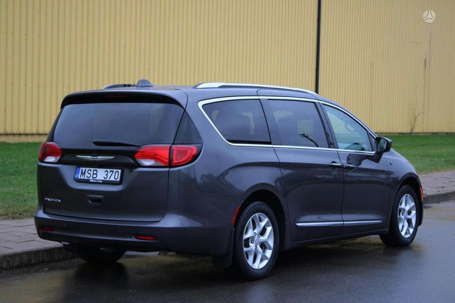 Pelēks Chrysler Pacifica 2017 Viļņa, ar dzinēja tilpumu 3.61 L un nobraukumu 194 tūkst. km par 13500 €, foto 1 vietnē AUTOMOTO.COM.LV