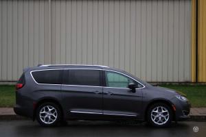 Pelēks Chrysler Pacifica 2017 Viļņa, ar dzinēja tilpumu 3.61 L un nobraukumu 194 tūkst. km par 13500 €, foto 2 vietnē AUTOMOTO.COM.LV