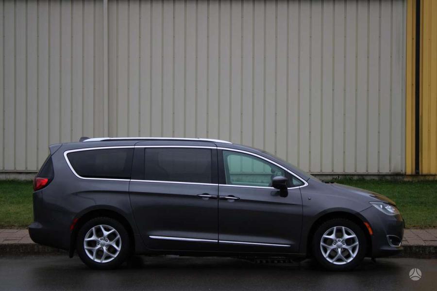 Pelēks Chrysler Pacifica 2017 Viļņa, ar dzinēja tilpumu 3.61 L un nobraukumu 194 tūkst. km par 13500 €, foto 2 vietnē AUTOMOTO.COM.LV