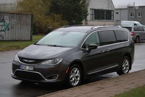 Pelēks Chrysler Pacifica 2017 Viļņa, ar dzinēja tilpumu 3.61 L un nobraukumu 194 tūkst. km par 13500 €, foto 5 vietnē AUTOMOTO.COM.LV