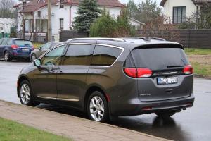 Pelēks Chrysler Pacifica 2017 Viļņa, ar dzinēja tilpumu 3.61 L un nobraukumu 194 tūkst. km par 13500 €, foto 7 vietnē AUTOMOTO.COM.LV