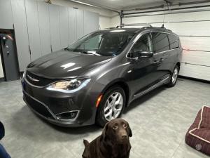 Pelēks Chrysler Pacifica 2017 Šauļi, ar dzinēja tilpumu 3.61 L un nobraukumu 176 tūkst. km par 13950 €, foto  vietnē AUTOMOTO.COM.LV