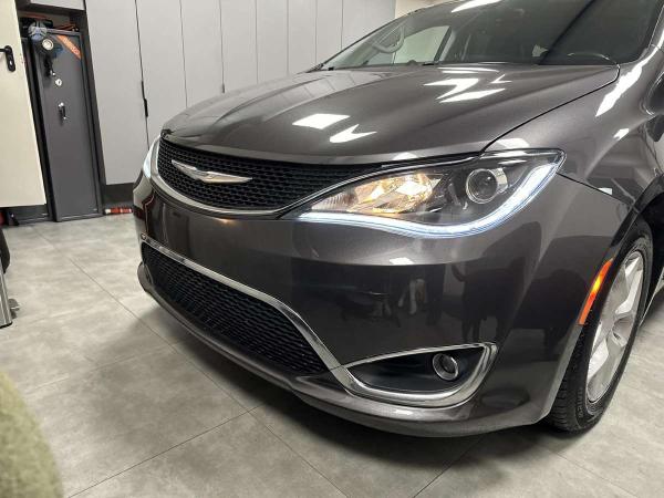 Pelēks Chrysler Pacifica 2017 Šauļi, ar dzinēja tilpumu 3.61 L un nobraukumu 176 tūkst. km par 13950 €, foto 5 vietnē AUTOMOTO.COM.LV