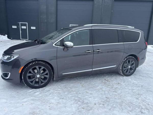 Pelēks Chrysler Pacifica 2017 Viļņa, ar dzinēja tilpumu 3.60 L un nobraukumu 164 tūkst. km par 18500 €, foto 2 vietnē AUTOMOTO.COM.LV