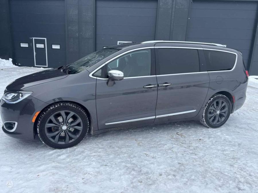Grey Chrysler Pacifica 2017 in Vilnius, with an engine capacity of 3.60 L and mileage of 164 thousand km for 18500 €, photo 2 on AUTOMOTO.COM.LV