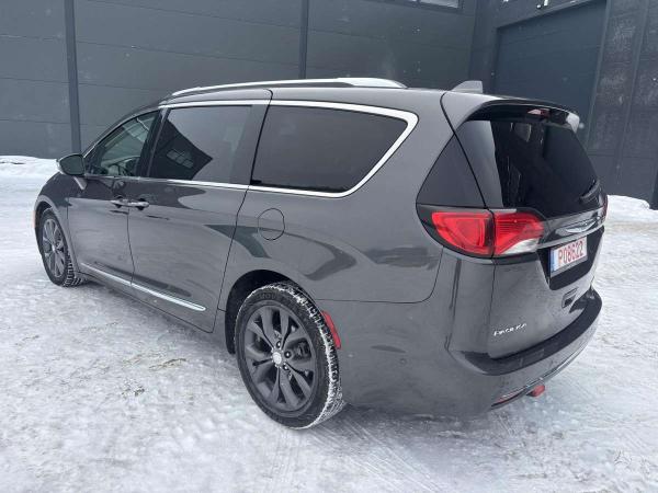 Pelēks Chrysler Pacifica 2017 Viļņa, ar dzinēja tilpumu 3.60 L un nobraukumu 164 tūkst. km par 18500 €, foto 3 vietnē AUTOMOTO.COM.LV