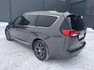 Grey Chrysler Pacifica 2017 in Vilnius, with an engine capacity of 3.60 L and mileage of 164 thousand km for 18500 €, photo 3 on AUTOMOTO.COM.LV