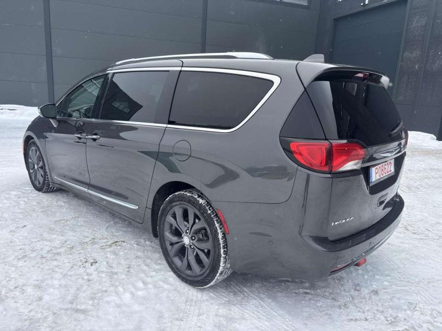 Grey Chrysler Pacifica 2017 in Vilnius, with an engine capacity of 3.60 L and mileage of 164 thousand km for 18500 €, photo 3 on AUTOMOTO.COM.LV