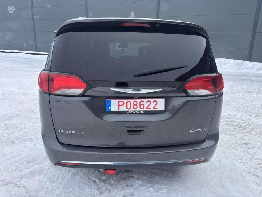 Grey Chrysler Pacifica 2017 in Vilnius, with an engine capacity of 3.60 L and mileage of 164 thousand km for 18500 €, photo 4 on AUTOMOTO.COM.LV