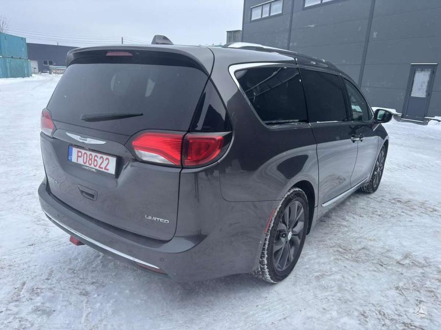 Grey Chrysler Pacifica 2017 in Vilnius, with an engine capacity of 3.60 L and mileage of 164 thousand km for 18500 €, photo 5 on AUTOMOTO.COM.LV