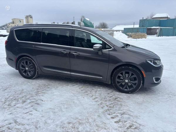 Pelēks Chrysler Pacifica 2017 Viļņa, ar dzinēja tilpumu 3.60 L un nobraukumu 164 tūkst. km par 18500 €, foto 7 vietnē AUTOMOTO.COM.LV