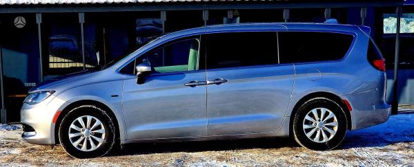Grey Chrysler Pacifica 2017 in Kretinga, with an engine capacity of 3.60 L and mileage of 179 thousand km for 11999 €, photo 4 on AUTOMOTO.COM.LV
