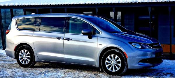 Grey Chrysler Pacifica 2017 in Kretinga, with an engine capacity of 3.60 L and mileage of 179 thousand km for 11999 €, photo 7 on AUTOMOTO.COM.LV