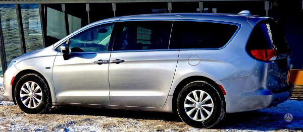 Grey Chrysler Pacifica 2017 in Kretinga, with an engine capacity of 3.60 L and mileage of 179 thousand km for 11999 €, photo 8 on AUTOMOTO.COM.LV