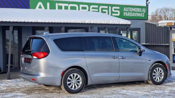 Grey Chrysler Pacifica 2017 in Kretinga, with an engine capacity of 3.60 L and mileage of 179 thousand km for 11999 €, photo 9 on AUTOMOTO.COM.LV