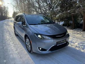 Pelēks Chrysler Pacifica 2017 Šauļi, ar dzinēja tilpumu 3.60 L un nobraukumu 240 tūkst. km par 15300 €, foto  vietnē AUTOMOTO.COM.LV