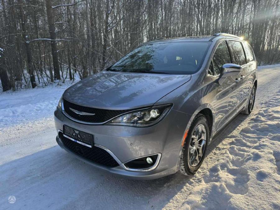 Pelēks Chrysler Pacifica 2017 Šauļi, ar dzinēja tilpumu 3.60 L un nobraukumu 240 tūkst. km par 15300 €, foto 2 vietnē AUTOMOTO.COM.LV