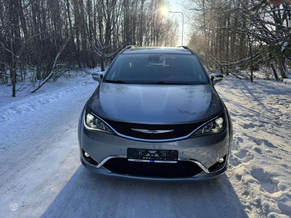 Grey Chrysler Pacifica 2017 in Siauliai, with an engine capacity of 3.60 L and mileage of 240 thousand km for 15300 €, photo 3 on AUTOMOTO.COM.LV