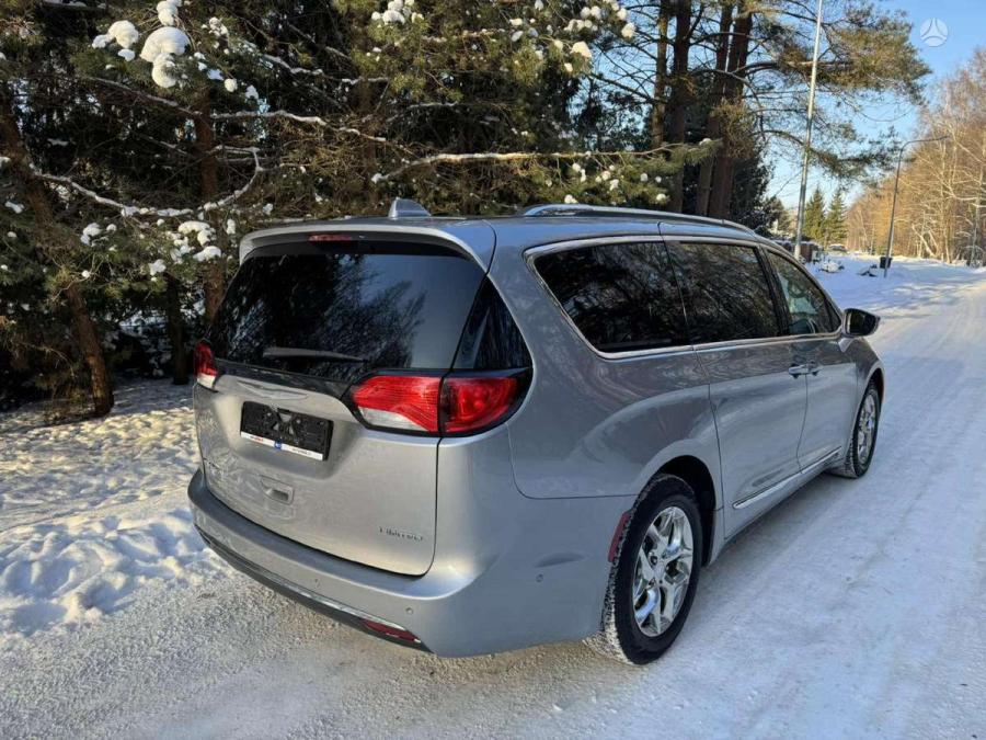 Pelēks Chrysler Pacifica 2017 Šauļi, ar dzinēja tilpumu 3.60 L un nobraukumu 240 tūkst. km par 15300 €, foto 4 vietnē AUTOMOTO.COM.LV