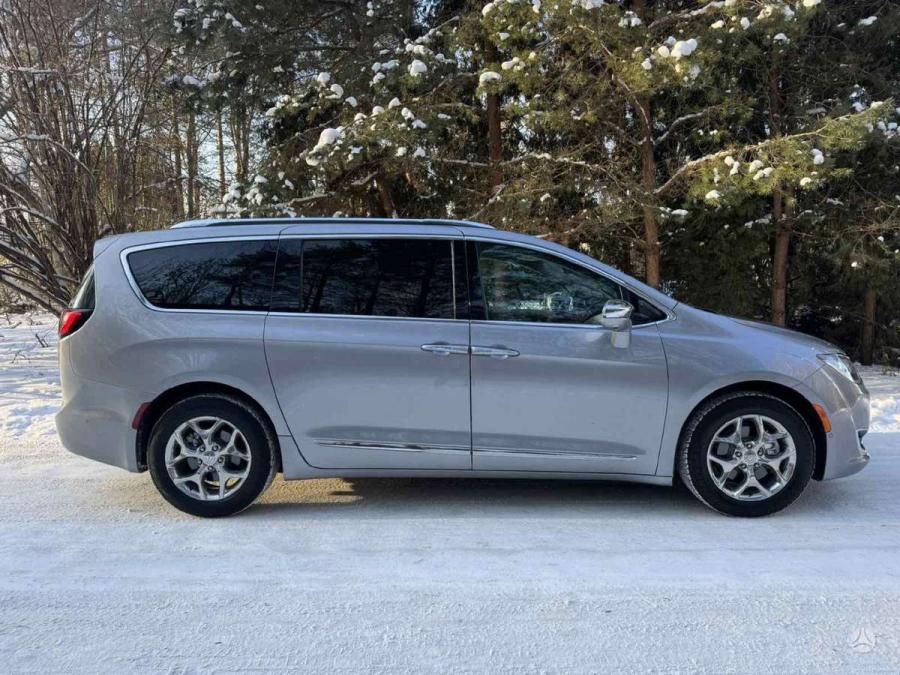 Pelēks Chrysler Pacifica 2017 Šauļi, ar dzinēja tilpumu 3.60 L un nobraukumu 240 tūkst. km par 15300 €, foto 7 vietnē AUTOMOTO.COM.LV