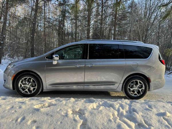 Grey Chrysler Pacifica 2017 in Siauliai, with an engine capacity of 3.60 L and mileage of 240 thousand km for 15300 €, photo 8 on AUTOMOTO.COM.LV
