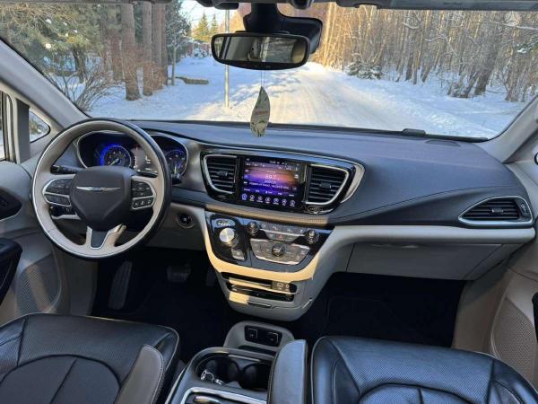 Grey Chrysler Pacifica 2017 in Siauliai, with an engine capacity of 3.60 L and mileage of 240 thousand km for 15300 €, photo 10 on AUTOMOTO.COM.LV