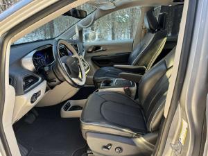 Pelēks Chrysler Pacifica 2017 Šauļi, ar dzinēja tilpumu 3.60 L un nobraukumu 240 tūkst. km par 15300 €, foto 12 vietnē AUTOMOTO.COM.LV