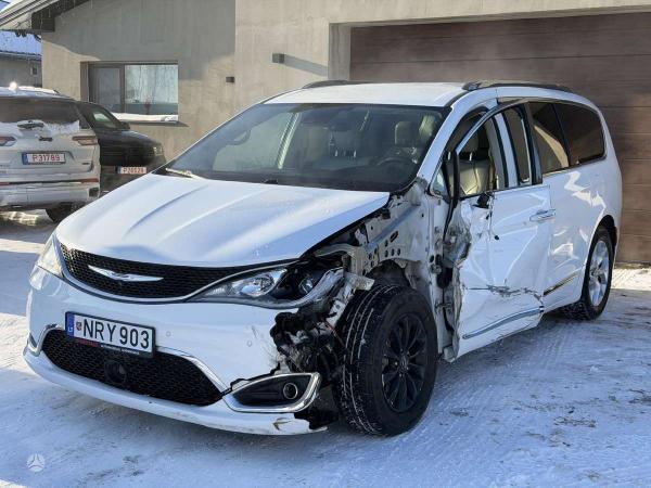 Grey Chrysler Pacifica 2017 in Siauliai, with an engine capacity of 3.61 L and mileage of 198 thousand km for 7500 €, photo 1 on AUTOMOTO.COM.LV