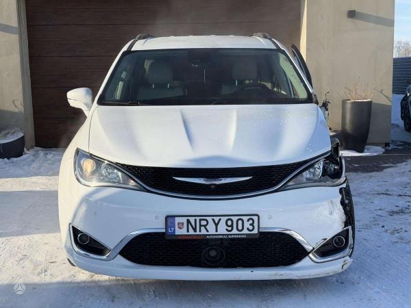Grey Chrysler Pacifica 2017 in Siauliai, with an engine capacity of 3.61 L and mileage of 198 thousand km for 7500 €, photo 2 on AUTOMOTO.COM.LV