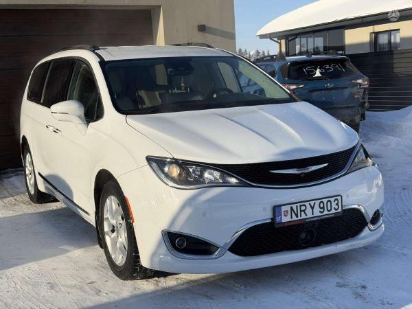 Grey Chrysler Pacifica 2017 in Siauliai, with an engine capacity of 3.61 L and mileage of 198 thousand km for 7500 €, photo 3 on AUTOMOTO.COM.LV