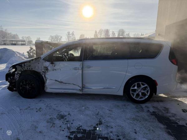 Grey Chrysler Pacifica 2017 in Siauliai, with an engine capacity of 3.61 L and mileage of 198 thousand km for 7500 €, photo 7 on AUTOMOTO.COM.LV