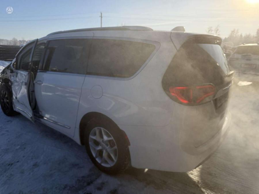 Grey Chrysler Pacifica 2017 in Siauliai, with an engine capacity of 3.61 L and mileage of 198 thousand km for 7500 €, photo 8 on AUTOMOTO.COM.LV