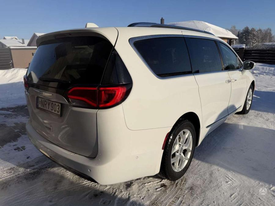 Grey Chrysler Pacifica 2017 in Siauliai, with an engine capacity of 3.61 L and mileage of 198 thousand km for 7500 €, photo 9 on AUTOMOTO.COM.LV