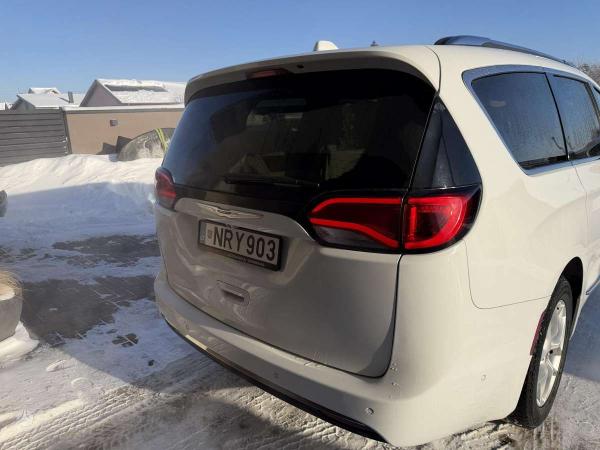 Grey Chrysler Pacifica 2017 in Siauliai, with an engine capacity of 3.61 L and mileage of 198 thousand km for 7500 €, photo 10 on AUTOMOTO.COM.LV