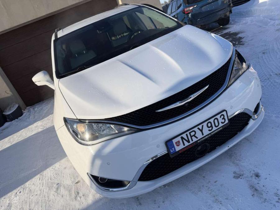 Grey Chrysler Pacifica 2017 in Siauliai, with an engine capacity of 3.61 L and mileage of 198 thousand km for 7500 €, photo 13 on AUTOMOTO.COM.LV
