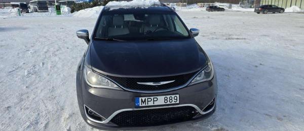 Grey Chrysler Pacifica 2017 in Siauliai, with an engine capacity of 3.60 L and mileage of 140 thousand km for 10900 €, photo 1 on AUTOMOTO.COM.LV