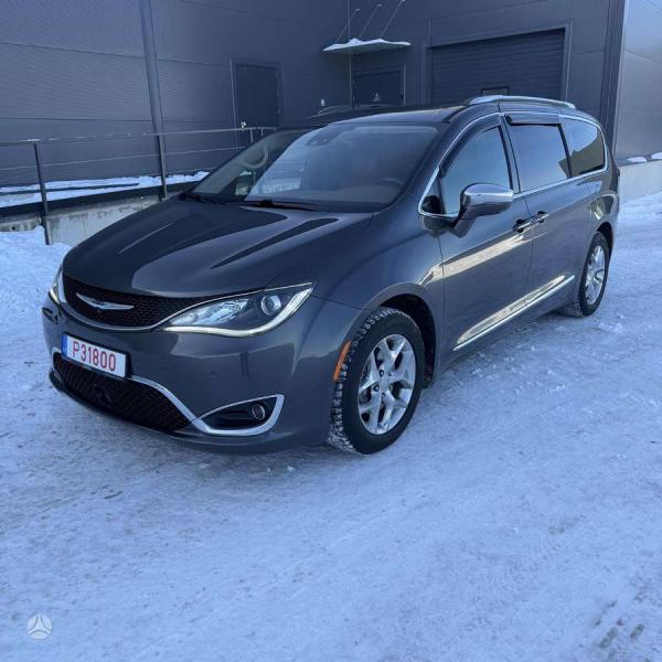 Grey Chrysler Pacifica 2017 in Siauliai, with an engine capacity of 3.61 L and mileage of 250 thousand km for 15800 €, photo 1 on AUTOMOTO.COM.LV