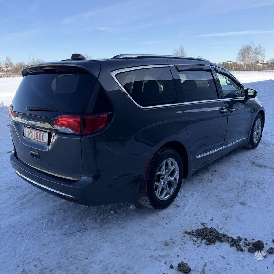 Grey Chrysler Pacifica 2017 in Siauliai, with an engine capacity of 3.61 L and mileage of 250 thousand km for 15800 €, photo 4 on AUTOMOTO.COM.LV