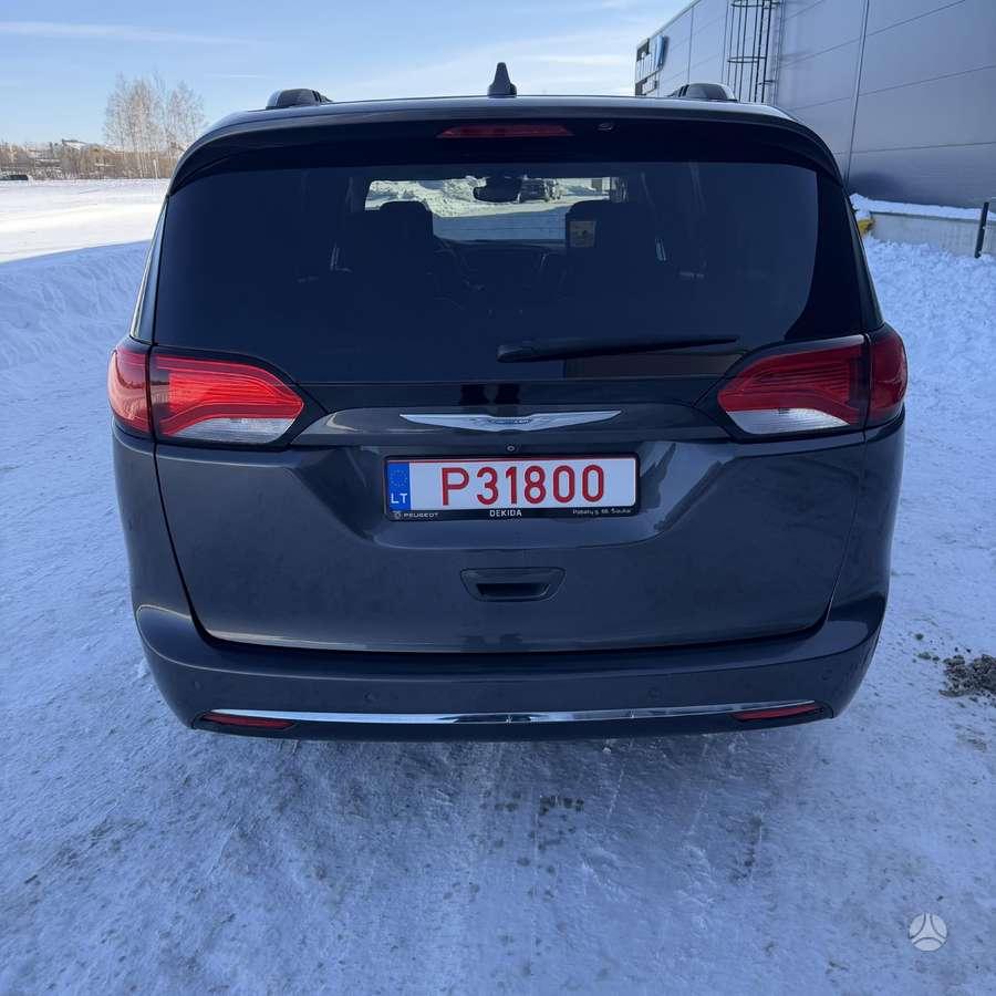 Grey Chrysler Pacifica 2017 in Siauliai, with an engine capacity of 3.61 L and mileage of 250 thousand km for 15800 €, photo 5 on AUTOMOTO.COM.LV