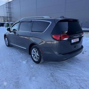 Grey Chrysler Pacifica 2017 in Siauliai, with an engine capacity of 3.61 L and mileage of 250 thousand km for 15800 €, photo 6 on AUTOMOTO.COM.LV