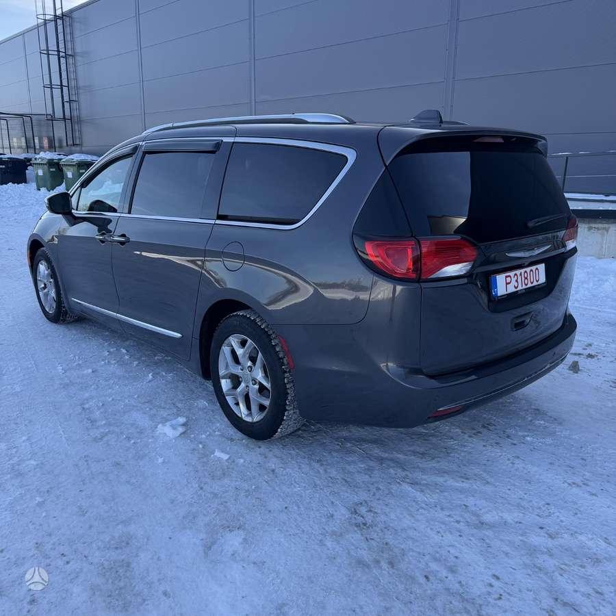 Grey Chrysler Pacifica 2017 in Siauliai, with an engine capacity of 3.61 L and mileage of 250 thousand km for 15800 €, photo 6 on AUTOMOTO.COM.LV