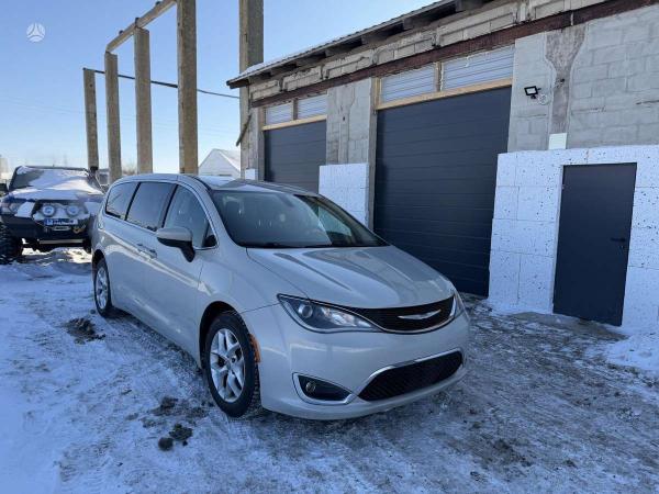 Pelēks Chrysler Pacifica 2017 Klaipėda, ar dzinēja tilpumu 3.61 L un nobraukumu 177 tūkst. km par 9800 €, foto 1 vietnē AUTOMOTO.COM.LV