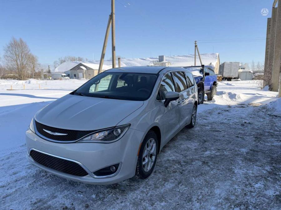 Grey Chrysler Pacifica 2017 in Klaipeda, with an engine capacity of 3.61 L and mileage of 177 thousand km for 9800 €, photo 2 on AUTOMOTO.COM.LV
