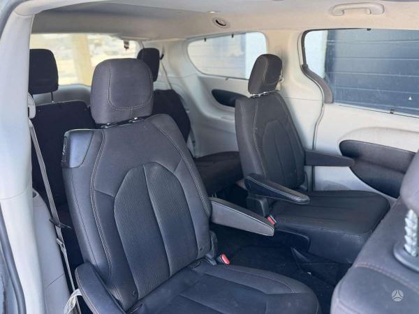 Pelēks Chrysler Pacifica 2017 Klaipėda, ar dzinēja tilpumu 3.61 L un nobraukumu 177 tūkst. km par 9800 €, foto 10 vietnē AUTOMOTO.COM.LV