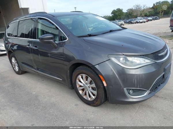 Grey Chrysler Pacifica 2017 in Kaunas, with an engine capacity of 3.61 L and mileage of 1 thousand km for 7000 €, photo 1 on AUTOMOTO.COM.LV