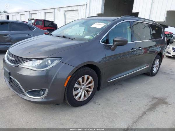 Grey Chrysler Pacifica 2017 in Kaunas, with an engine capacity of 3.61 L and mileage of 1 thousand km for 7000 €, photo 2 on AUTOMOTO.COM.LV