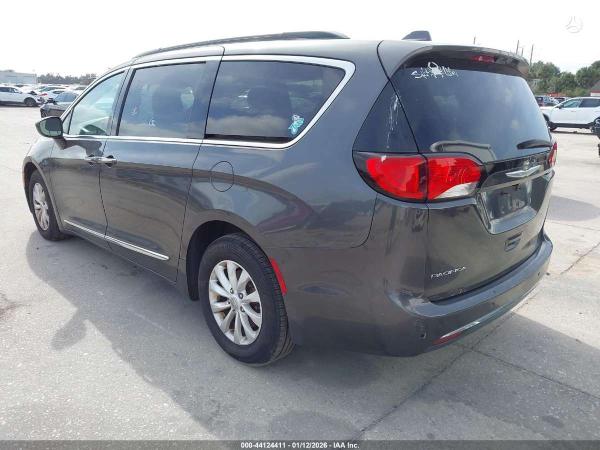 Grey Chrysler Pacifica 2017 in Kaunas, with an engine capacity of 3.61 L and mileage of 1 thousand km for 7000 €, photo 3 on AUTOMOTO.COM.LV