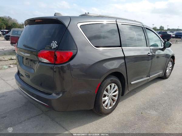 Grey Chrysler Pacifica 2017 in Kaunas, with an engine capacity of 3.61 L and mileage of 1 thousand km for 7000 €, photo 4 on AUTOMOTO.COM.LV