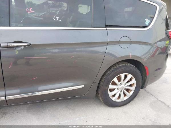Grey Chrysler Pacifica 2017 in Kaunas, with an engine capacity of 3.61 L and mileage of 1 thousand km for 7000 €, photo 6 on AUTOMOTO.COM.LV